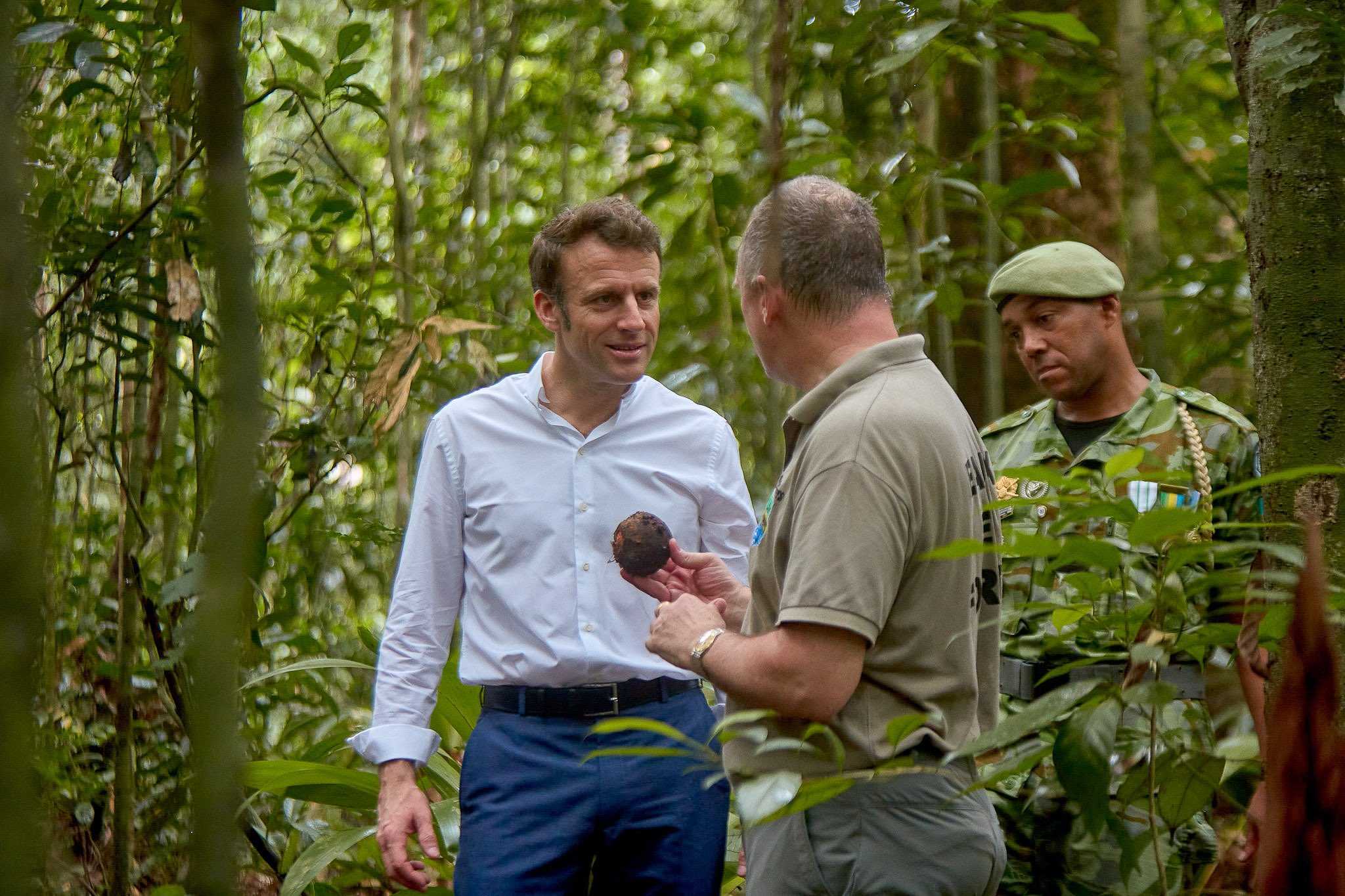 Emmanuel Macron au Gabon parcourt l'arboretum Raponda Walker - Gerome Tokpa